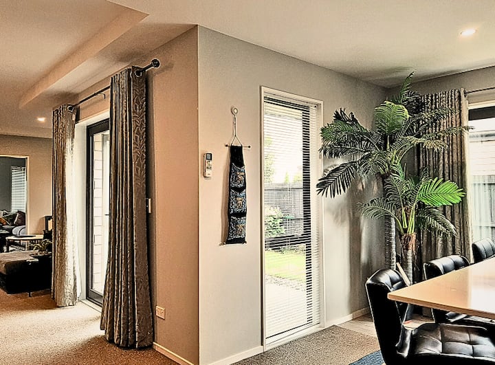 Modern Retreat - Located Close To Everything - 