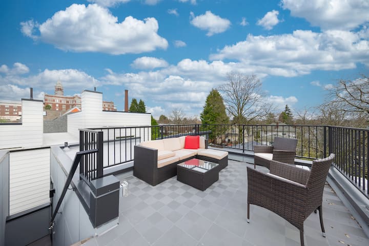 Sleek & Modern Townhome In Prime Location - Seattle, WA