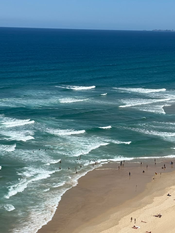 Two Bedroom Ocean View Apartment - Surfers Paradise