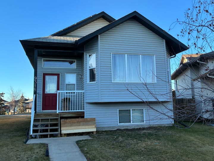 3 Bedroom Upper Suite North End - Alberta