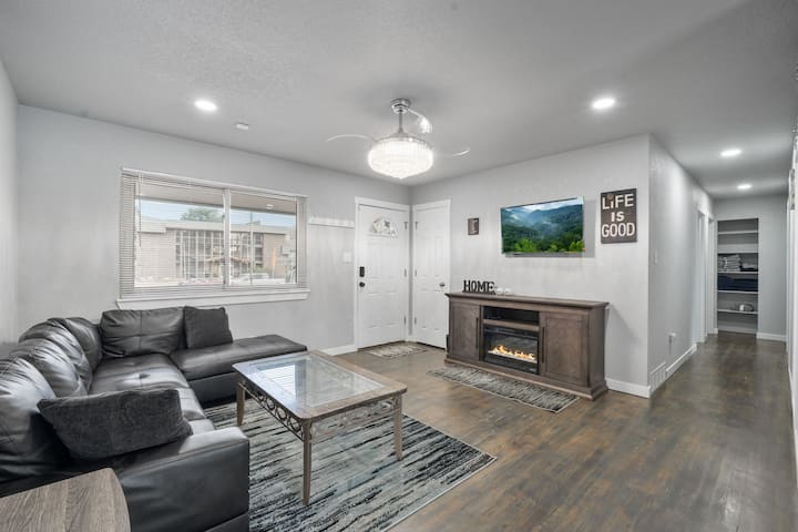 Downtown-close Retreat For 12 W/ Air Hockey - Colorado Springs, CO