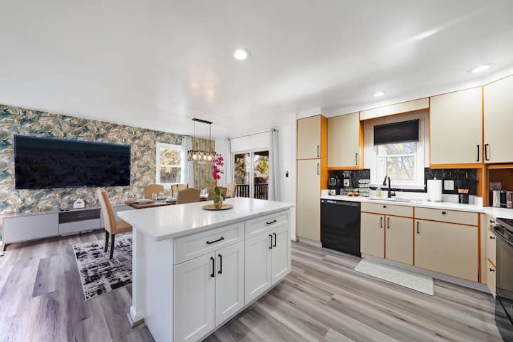 Firepit | Downtown Close | Hosts 12 | Pets Welcome - Maryland