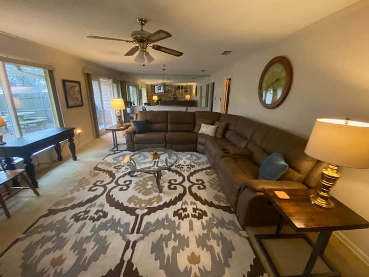 Boomer's Castle - 3 King Beds! - Corsicana, TX