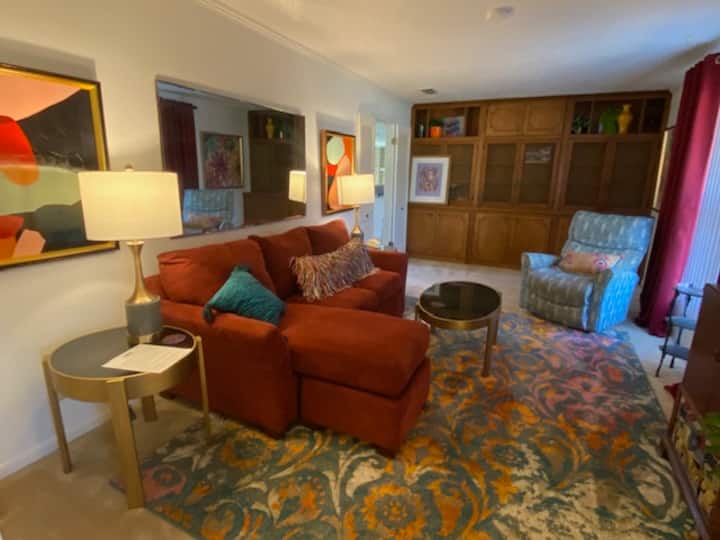 Boomer's Castle - 3 King Beds! - Corsicana, TX