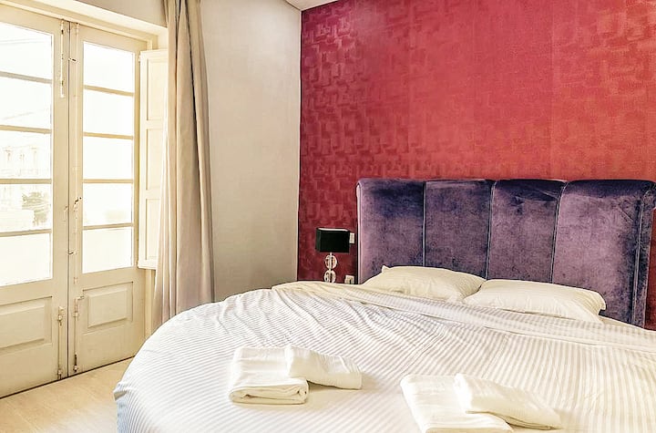 Sliema 市中心 海边 50平米套房！两米二大圆床！带大阳台！门口公交站！卫生超级好回复快！ - Valletta