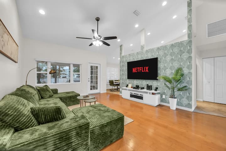 Poolside Paradise • 3br W/ Game Room & Pool Table! - Ocala, FL