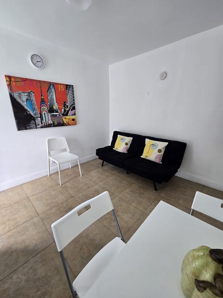 Bright & Comfy Guesthouse Close To Everything! - North Miami, FL