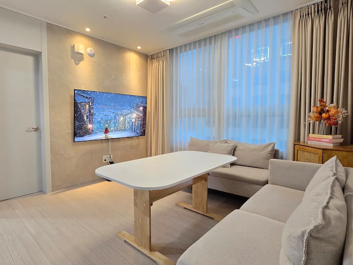 하나 스위트룸-애견동반가능, 3룸 2욕실, 퀸2 싱글1, 매일청소,넓은거실 - Daejeon