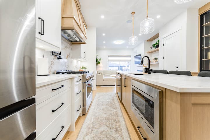 New Cozy 3br Home Near Downtown Sleeps 6 + Parking - Calgary