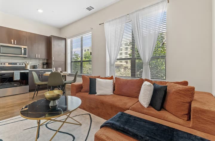 Luxe Georgetown Retreat | Rooftop Pool - Georgetown, TX