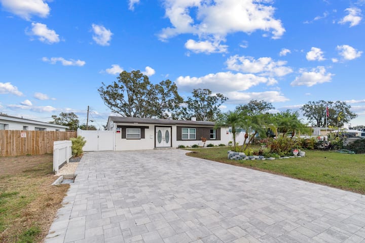 Cozy Relaxing Home In Pinellas Park - Pinellas Park, FL