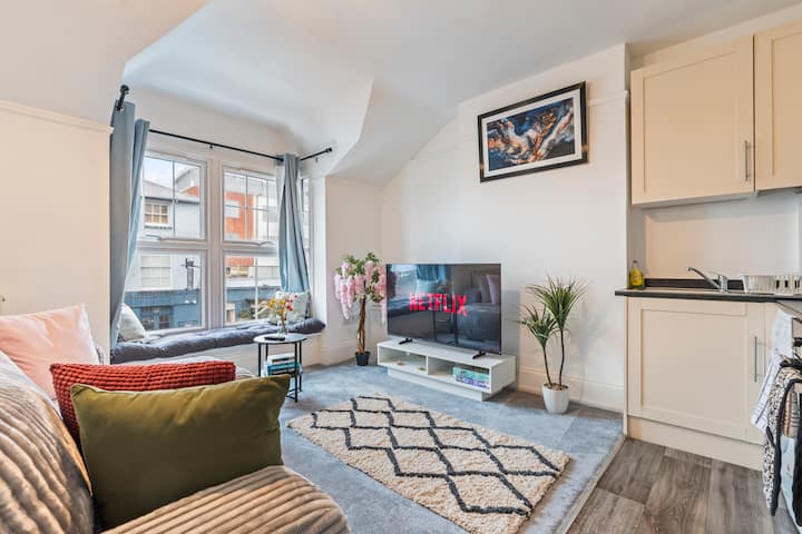Stylish Apartment Near Hampton Court - Fast Wifi - Surbiton