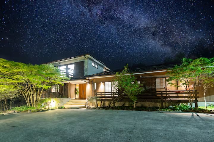 天然温泉とBbqが楽しめる! 280㎡のラグジュアリーな箱根貸切別荘｜芦ノ湖の眺望 - Hakone