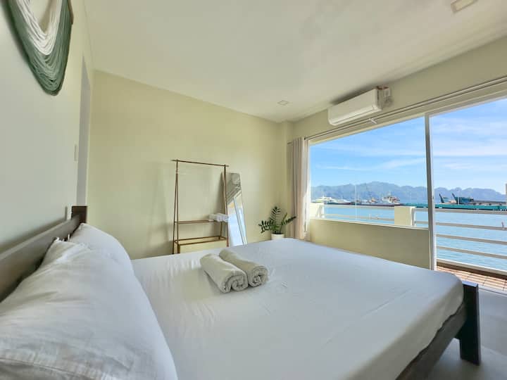 Coron Waterfront Home: Private Pier & Sunset Views - Coron