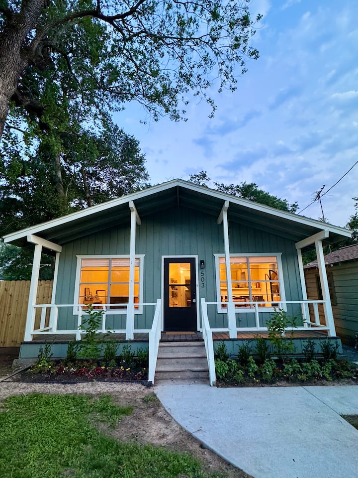 Old Town Tomball Bungalow - Tomball, TX