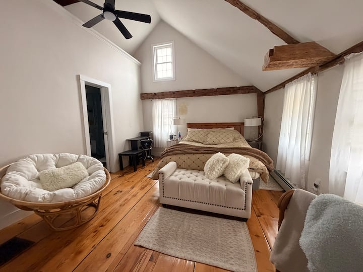 Queen Corner Room - Salem, NH