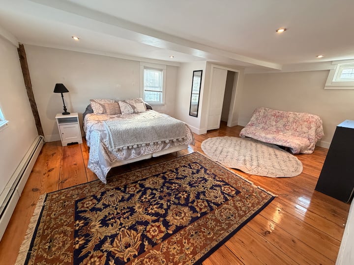 Queen Corner Room - Salem, NH