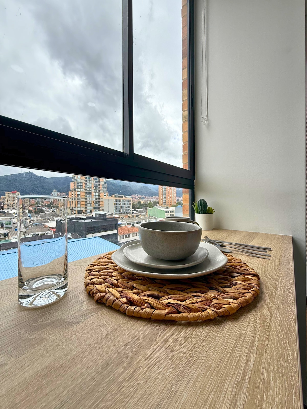 renteo | Loft verde y moderno con vista a la ciudad · Castellana ...