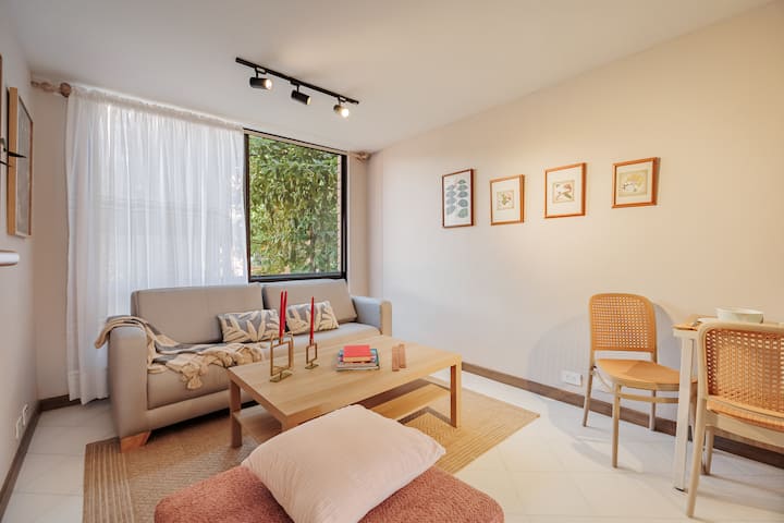 Brand New 2br •Poblado• Ac• Fast Wifi/2 Work Desks - コロンビー メデジン