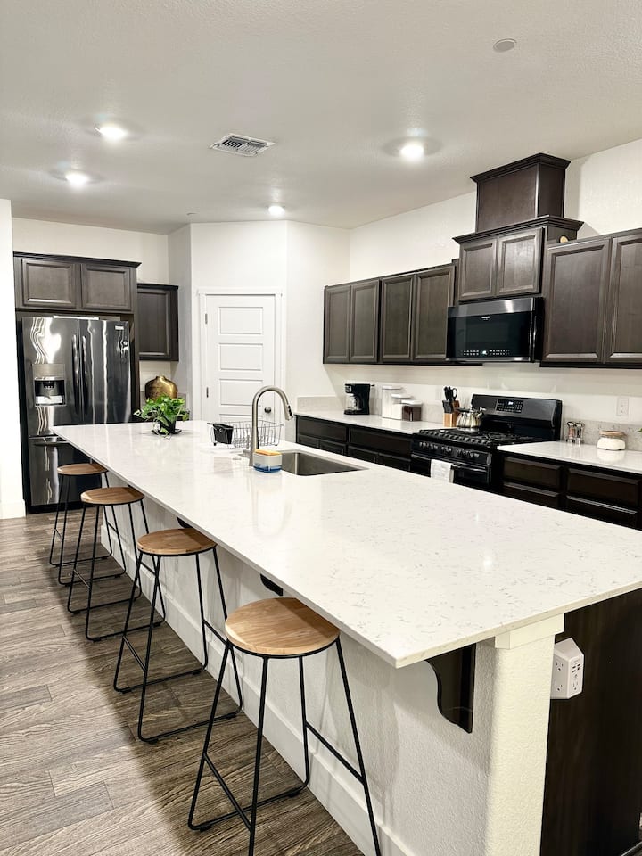 Spacious New Home Minutes From University - 美熹德