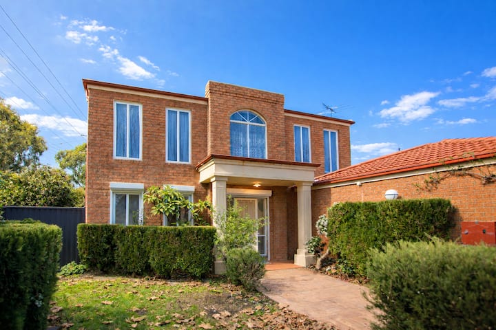 Charming Lakeside Stay | Sunny & Serene - Frankston