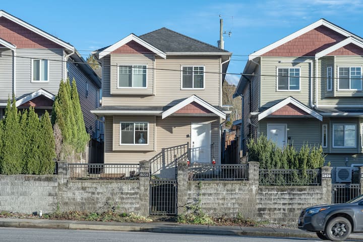 Private Upstairs Unit - Separate Entrance - Vancouver