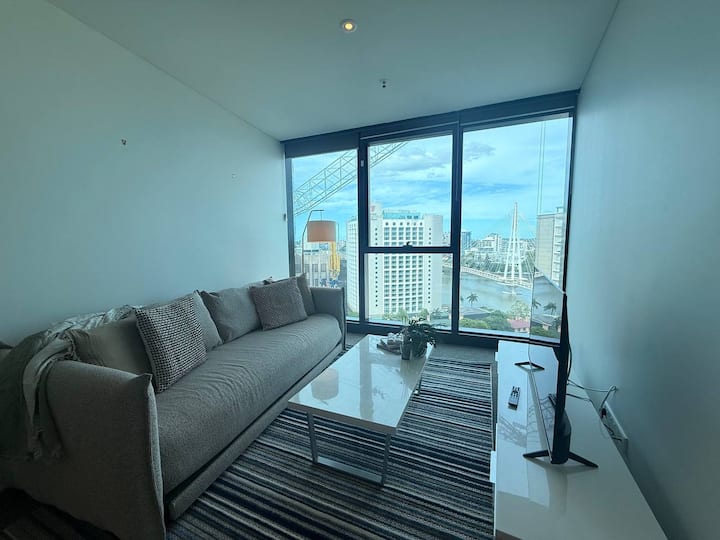 Bright & Modern City Apt W/ Pool / Gym & Views -