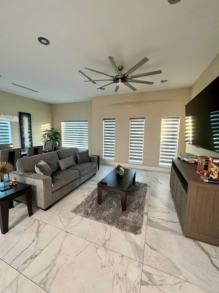 Modern Retreat Lakeside, Theater, Patio, Sleeps 7 - Laredo, TX