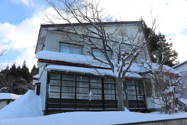 赤倉観光リゾートスキー場まで車で15分の好立地
全棟貸しが魅力の
Maru Maru House - Joetsu
