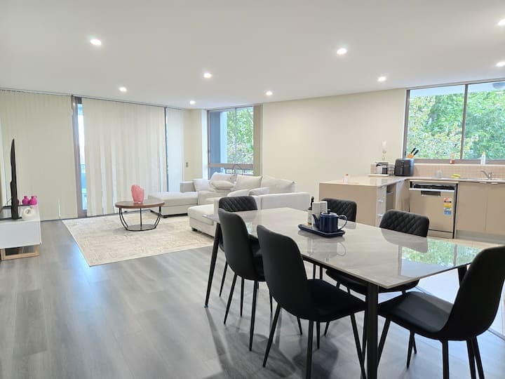 Modern Wollongong Cbd Apartment On Crown - Wollongong