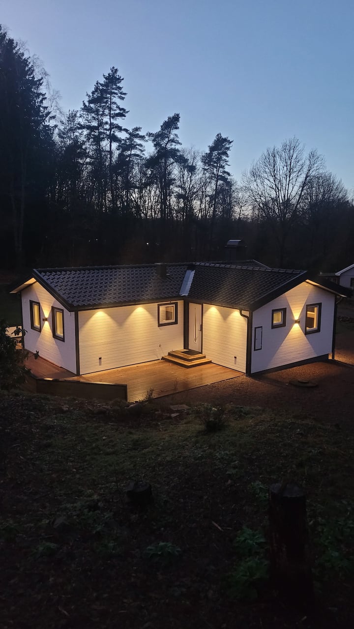 Nyrenoverad Vinterbonad Stuga - Örkelljunga