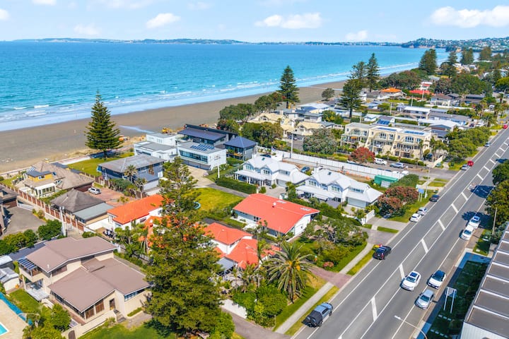 Premium Orewa Beachside Escape | Backyard & Bbq - Waiwera