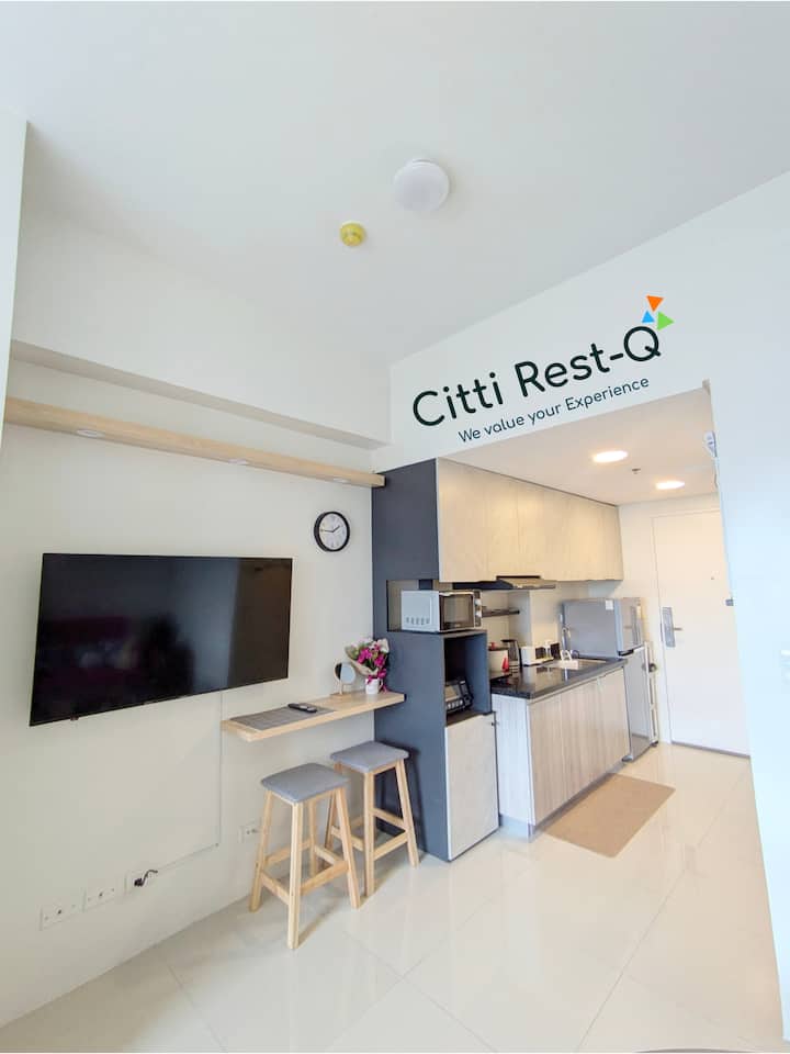 Modern Makati Studio W/ Balcony + Smart Tv - Makati
