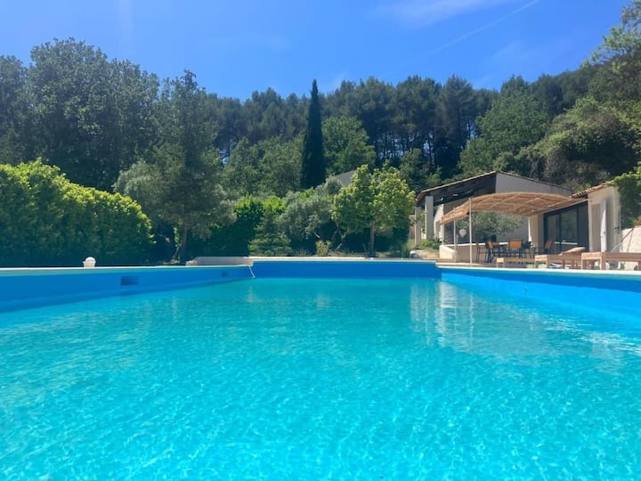 Spacious 5 Br Villa On 1.6 Ha Estate With Woods - Mallemort