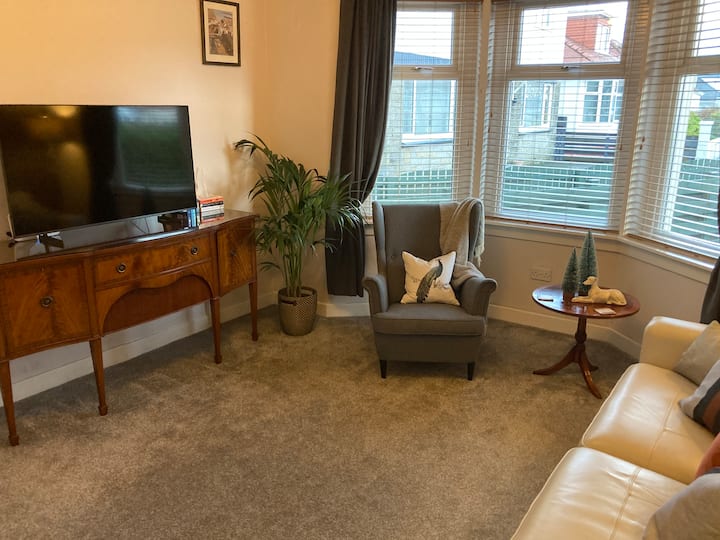 Superb 2 Bed Largs Apartment With Free Parking. - Largs