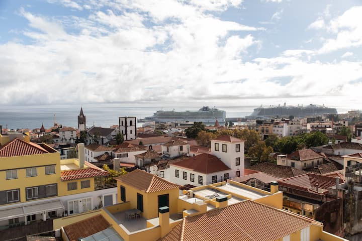 October 5th Collection By Rent-a-key - Monte