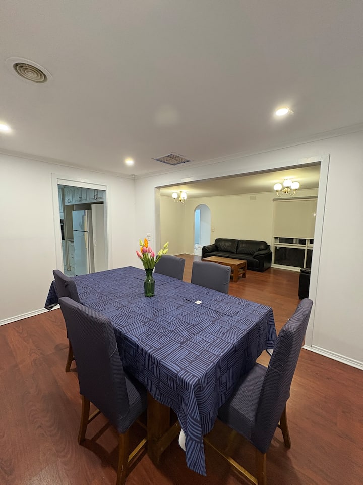 Spacious 4br Home Next To Park - Dandenong