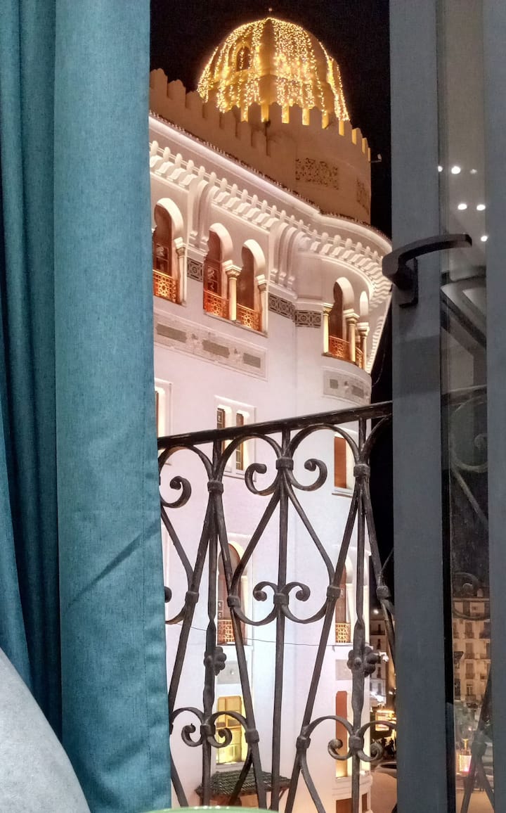 Au Pied De La Grande Poste - Alger