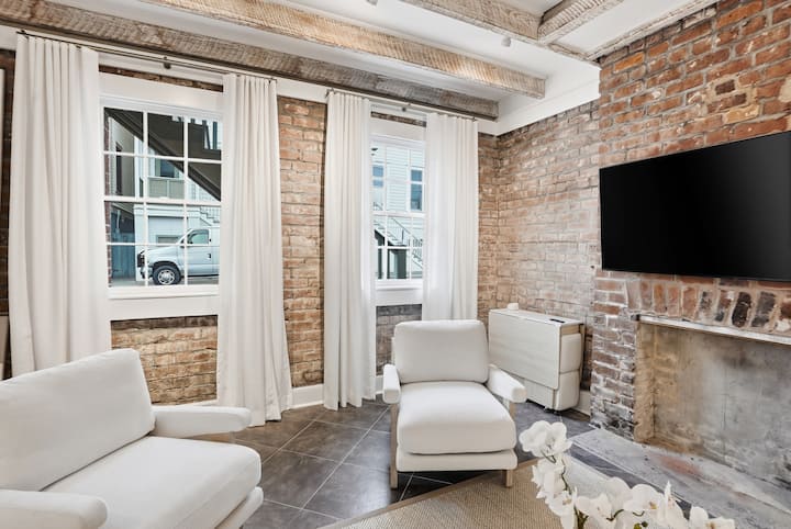 Beautifully Restored 2 Bedroom Steps From Forsyth - Savannah, GA