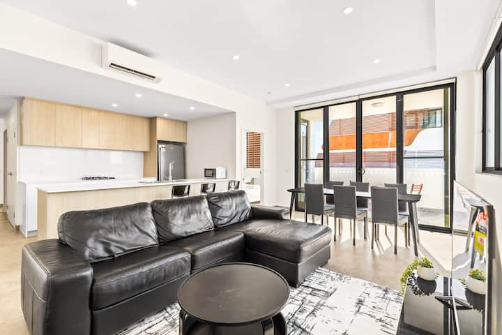 Heart Of Redfern: Modern 2br Apt + Balcony - Surry Hills