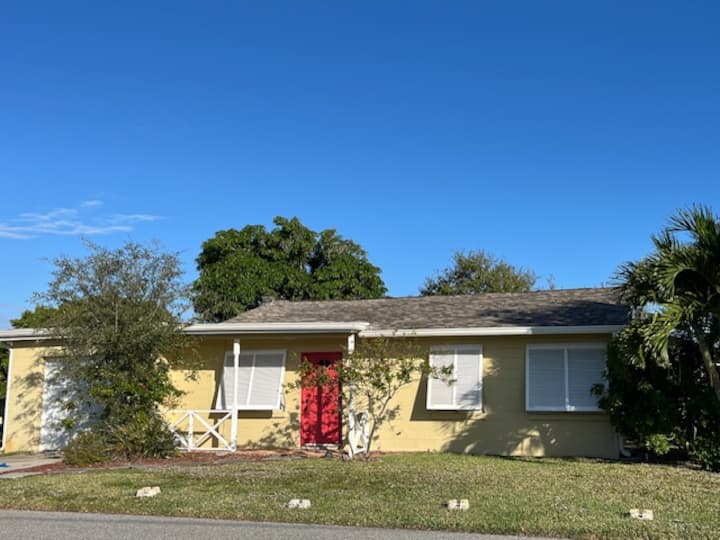 Shell House Beach Retreat, A Cozy Coastal Getaway - Melbourne, FL