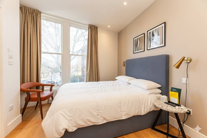 Bright Ensuite Room • Close To Transport - London