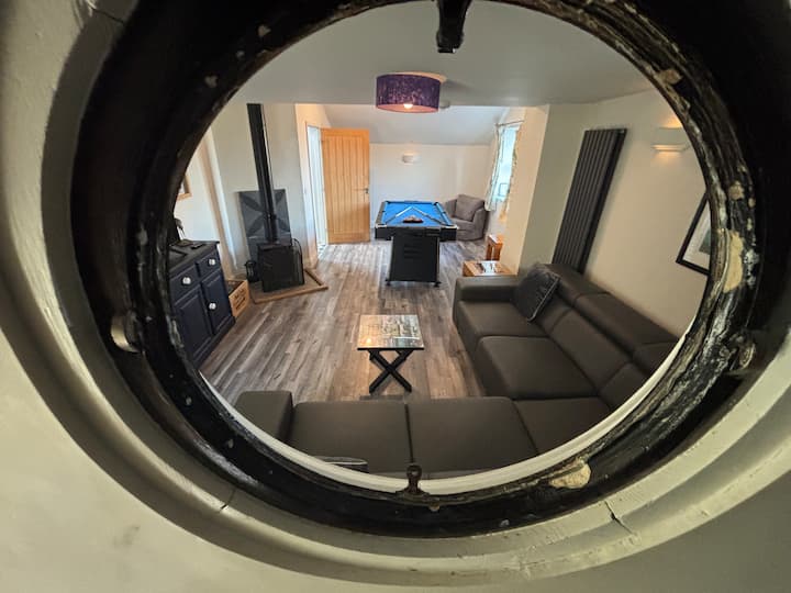 Jhgjugjugkgj - Caernarfon