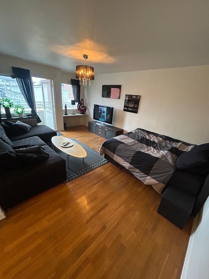 Rymlig Tvåa Centralt På Söder, 2 Dubbelsängar. - Gävle