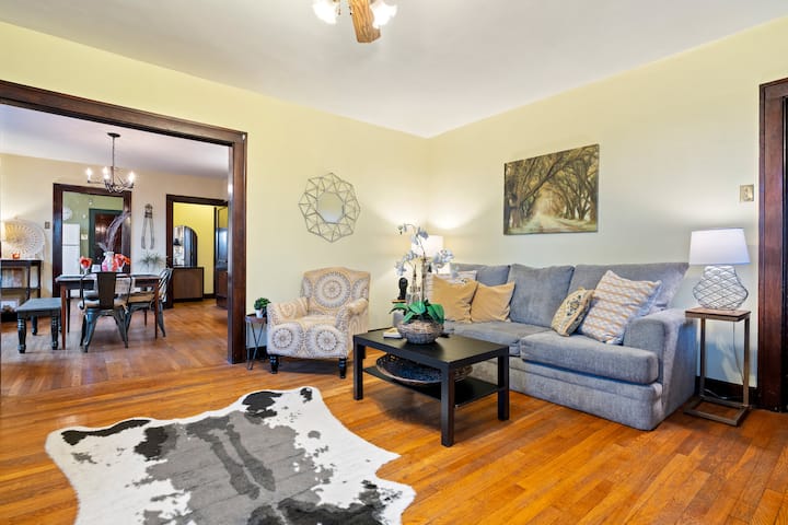 Tree-house Vibe Balcony Upper Apt: 2 Bed 1 Bath - Pittsburgh