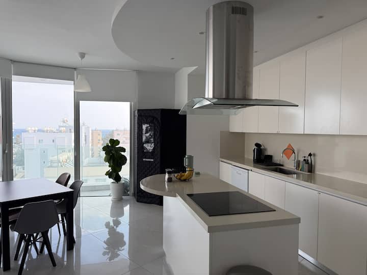 Modern Central Seaside Apartment With Rooftop Pool - 拉納卡