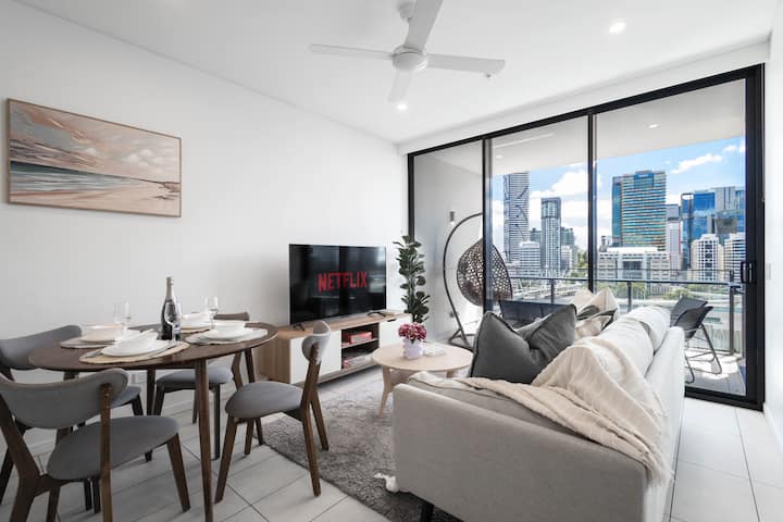 Panoramic 180° City Views 2br +Carpark, Pool & Gym - Windsor, Australia