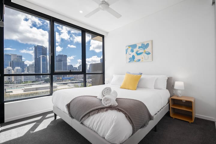 Panoramic 180° City Views 2br +Parking, Pool & Gym - Brisbane