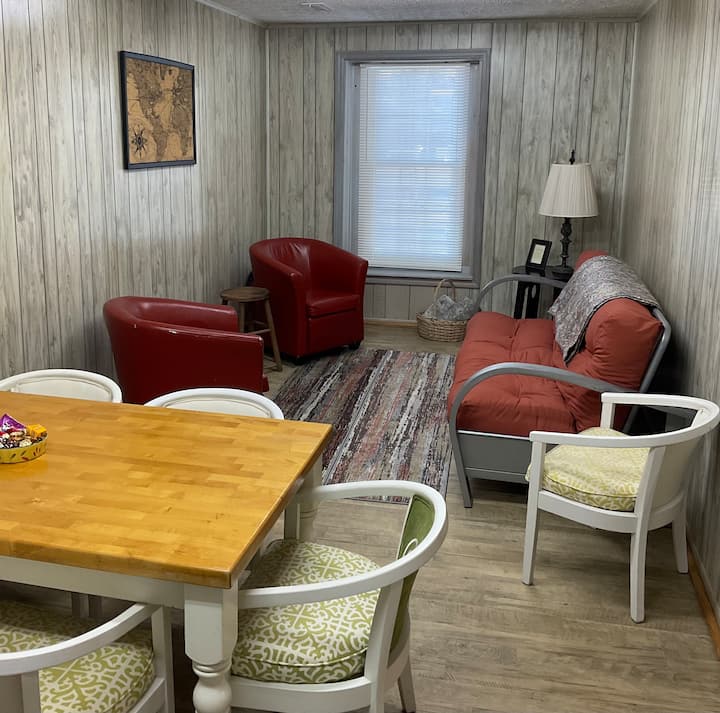 Downtown Carlisle 3-bedroom Second Floor Apartment - Carlisle, KY