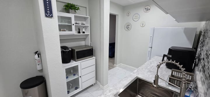 Escape Coral Suite - Cape Coral, FL